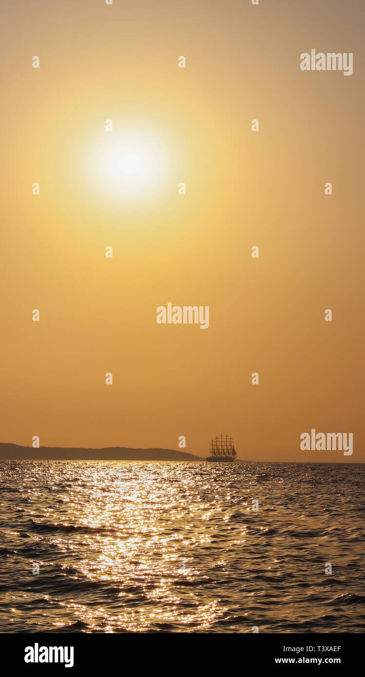 Ship navigate hi-res stock photography and images - Alamy