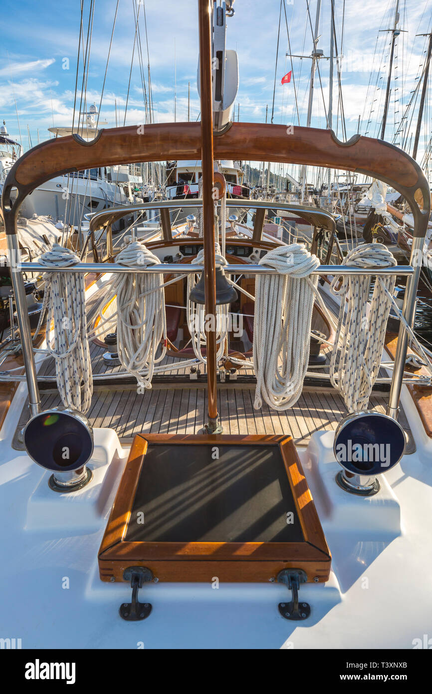 Ropes and rigging on sailboat deck Stock Photo - Alamy