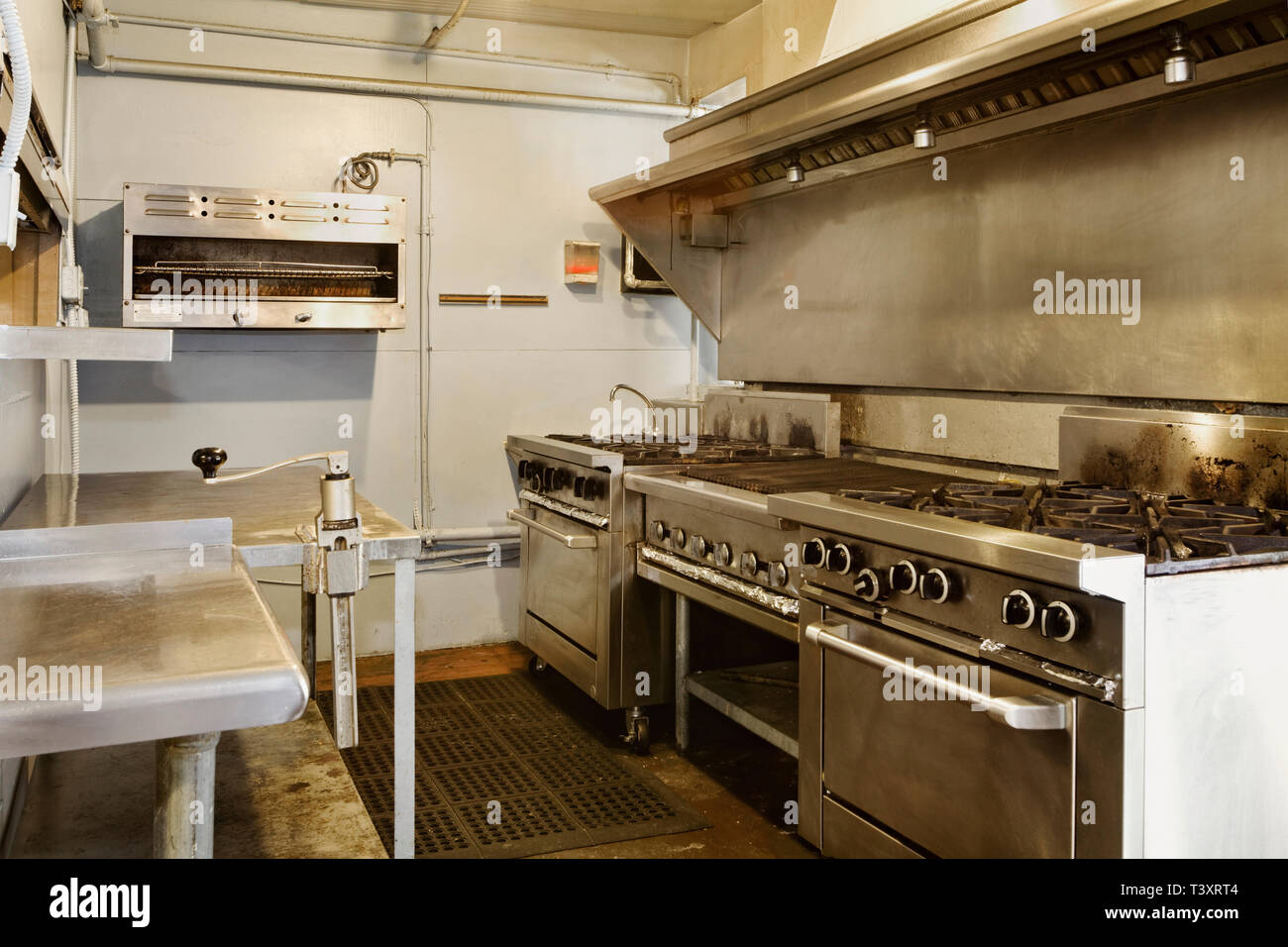 Empty commercial kitchen in restaurant Stock Photo - Alamy