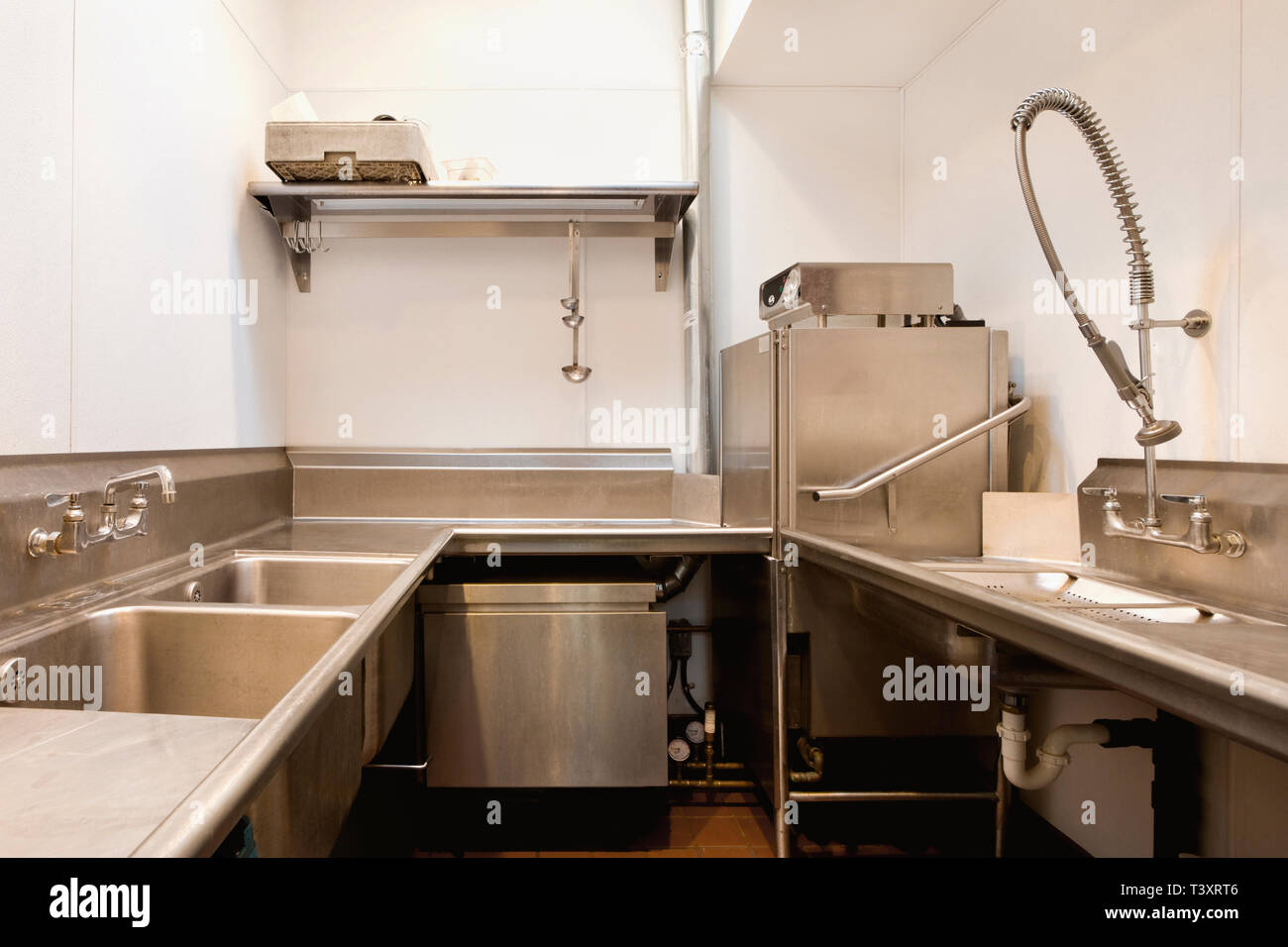 Empty commercial kitchen in restaurant Stock Photo - Alamy