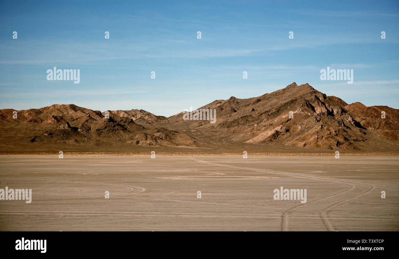 Salt flats and dry mountains, Bonnaville Salt Flats, Utah, United ...
