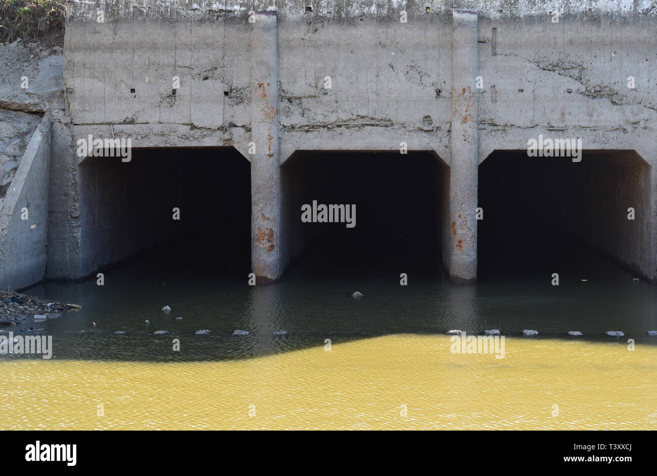 Irrigation channel sluice gate hi-res stock photography and images - Alamy
