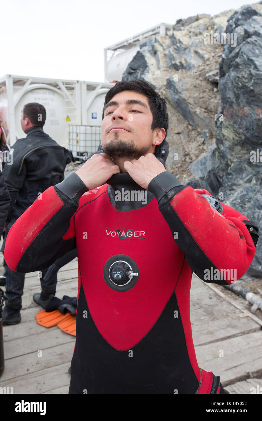 Divers from the Chilean Bernard O'Higgins base on the Antarctic ...