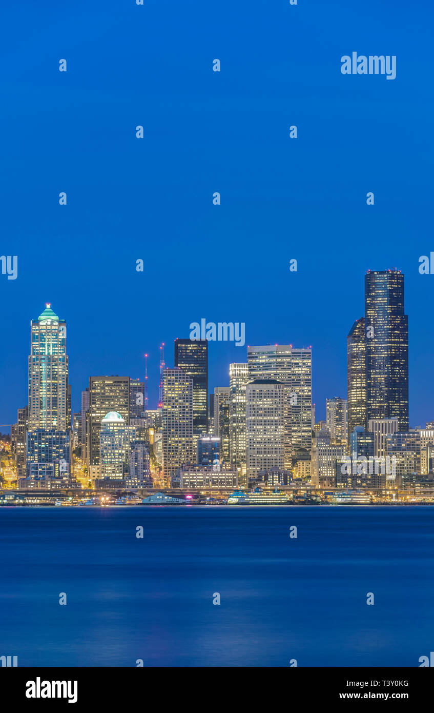Night view i 5 seattle skyline hi-res stock photography and images - Alamy