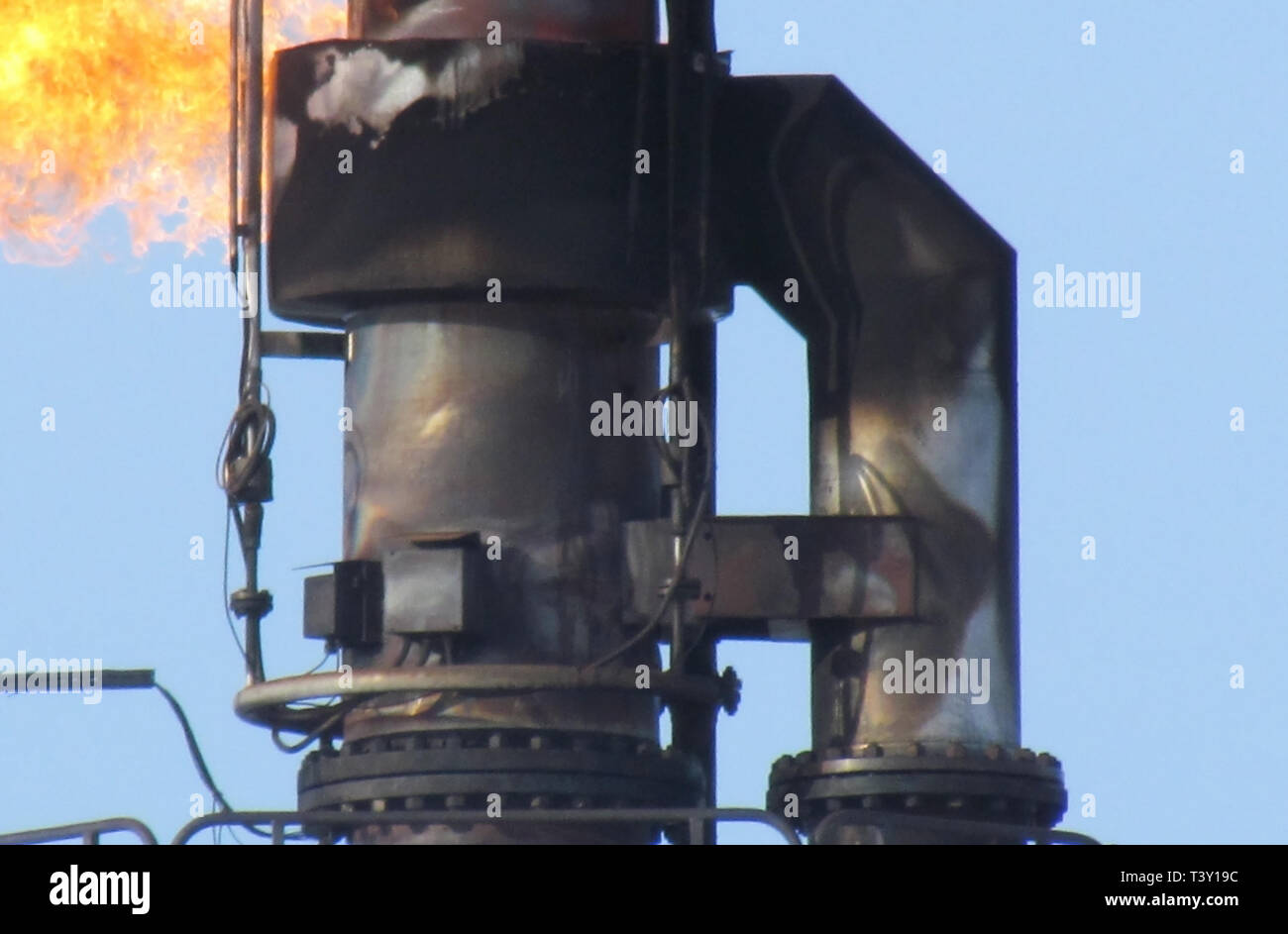 Gulf oil rig on fire hi-res stock photography and images - Alamy