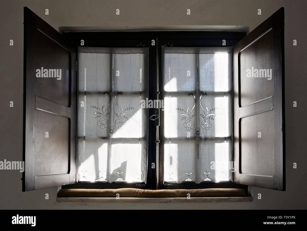 Sunshine streaming through window hi-res stock photography and images ...