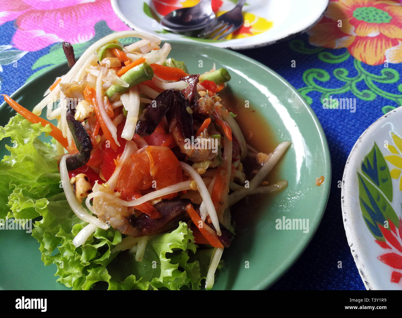 Som Tam Thai - Thai Green Papaya Salad with Grilled chicken Stock Photo ...