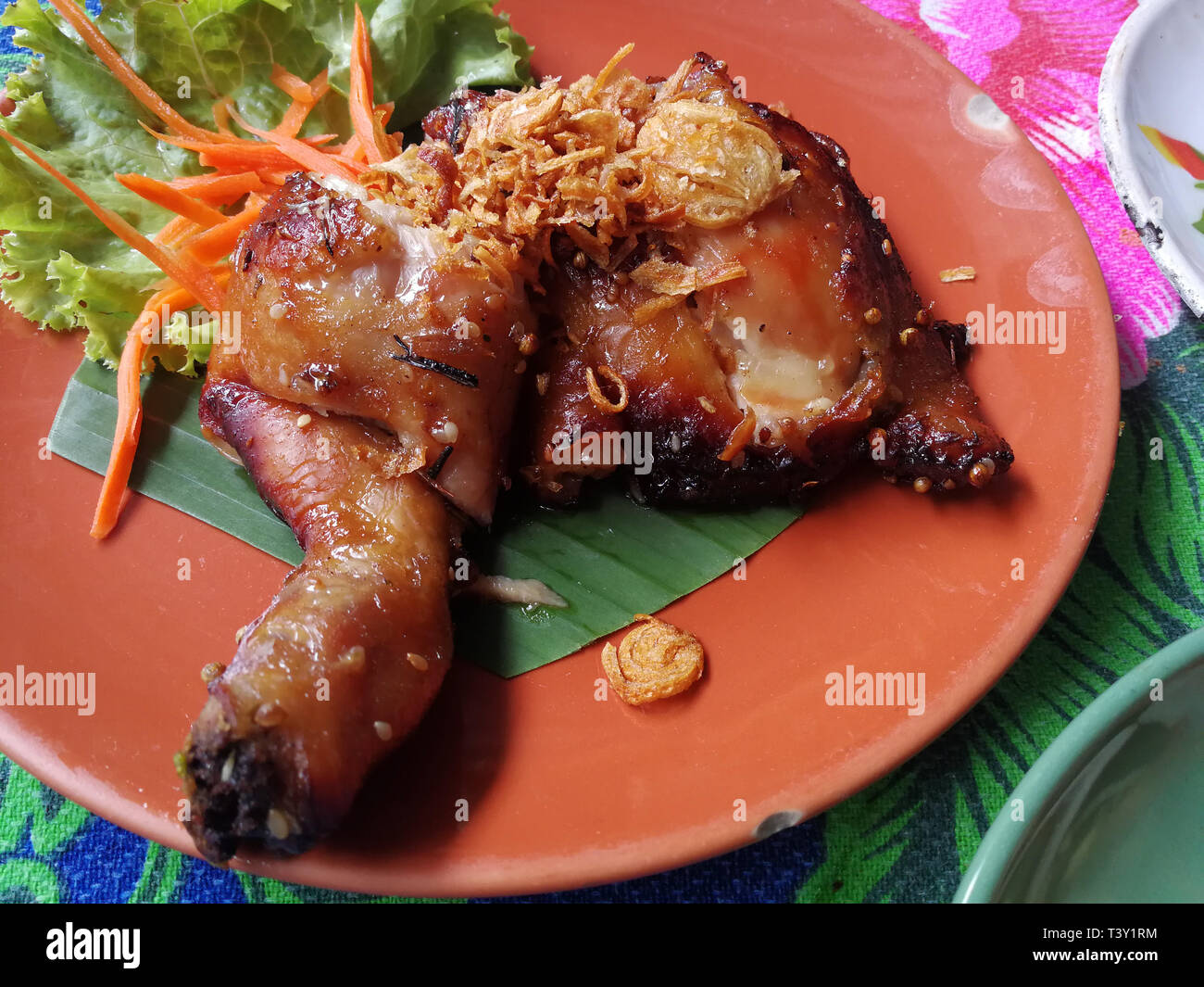 Som Tam Thai - Thai Green Papaya Salad with Grilled chicken Stock Photo ...