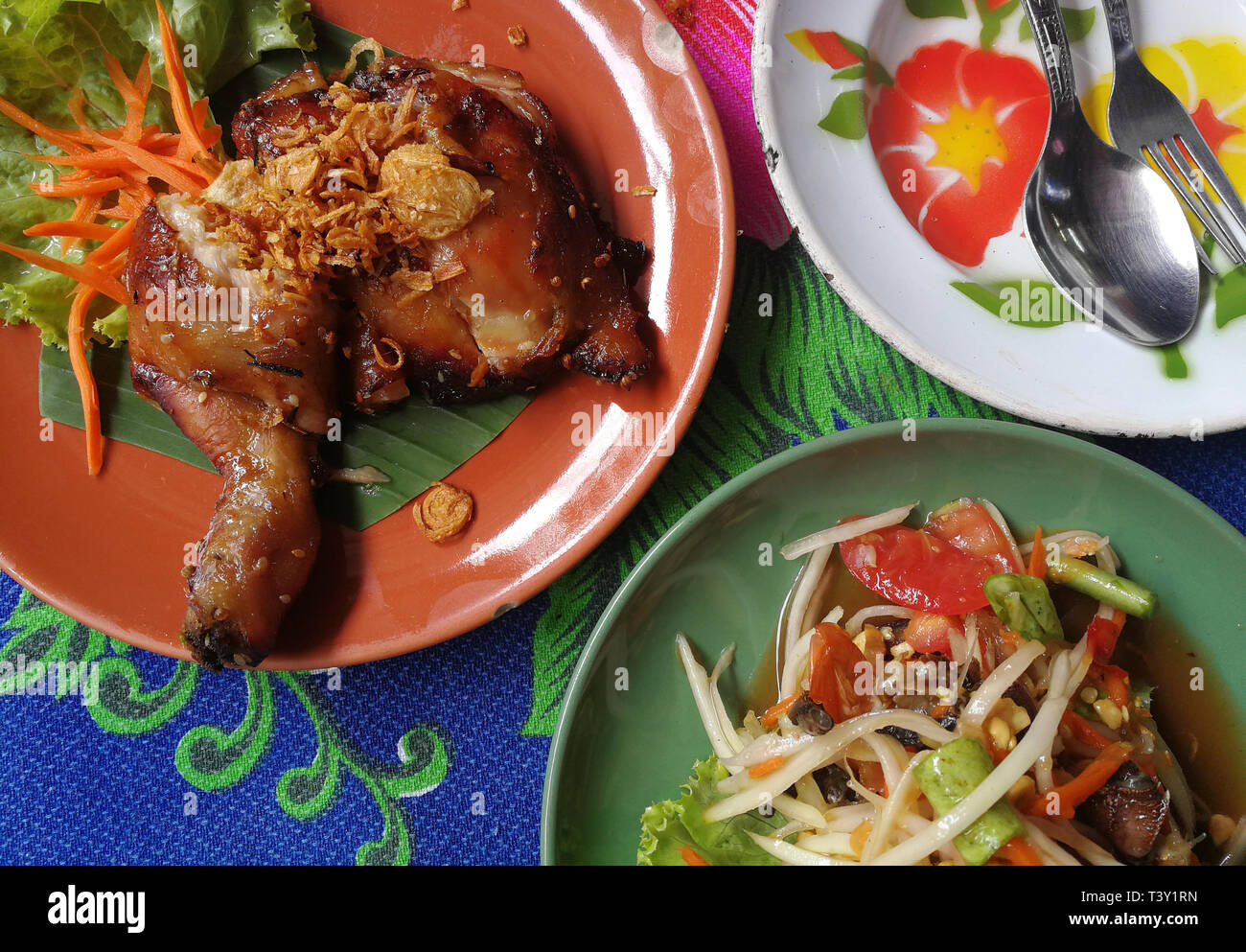 Som Tam Thai - Thai Green Papaya Salad with Grilled chicken Stock Photo ...
