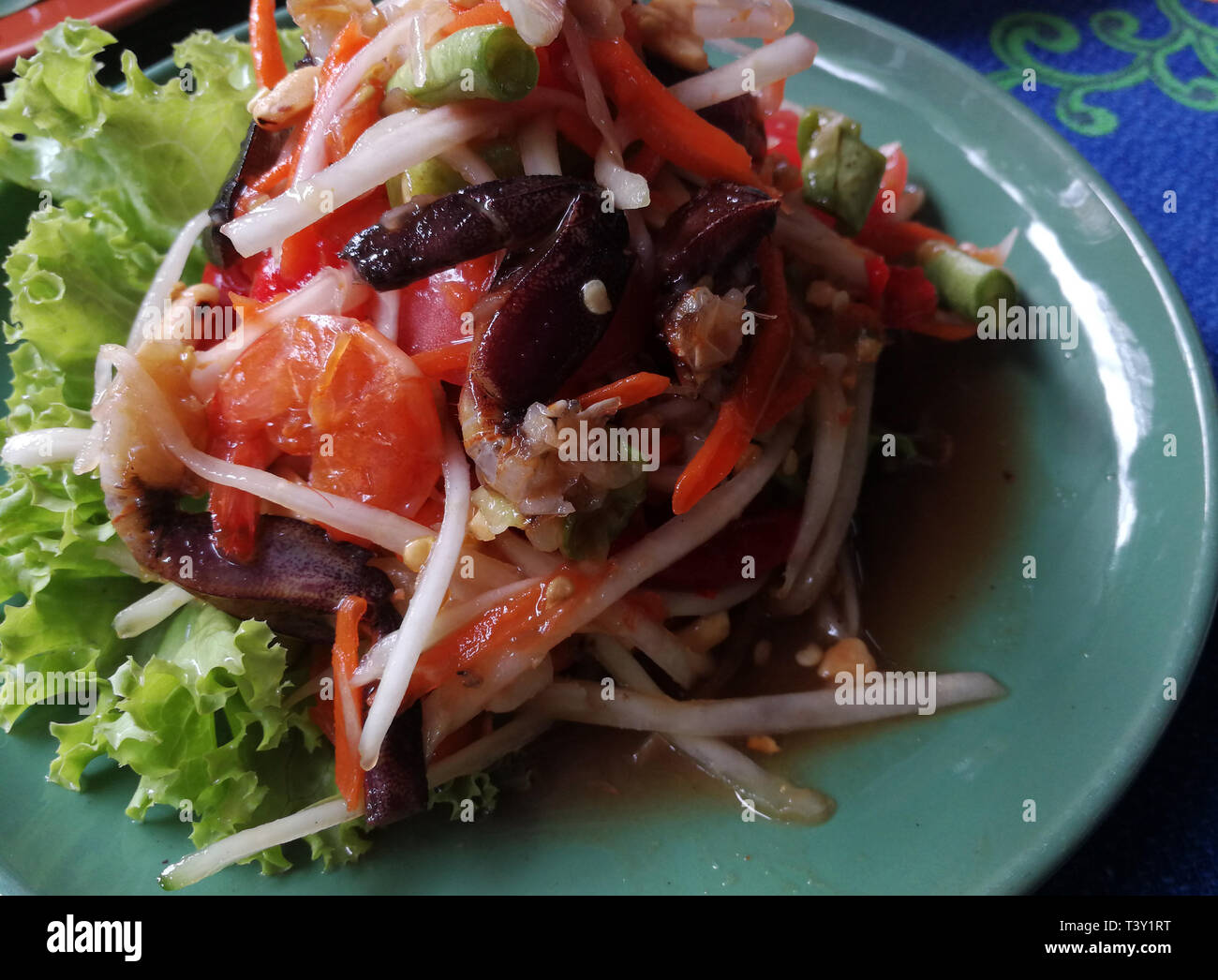 Som Tam Thai - Thai Green Papaya Salad with Grilled chicken Stock Photo ...