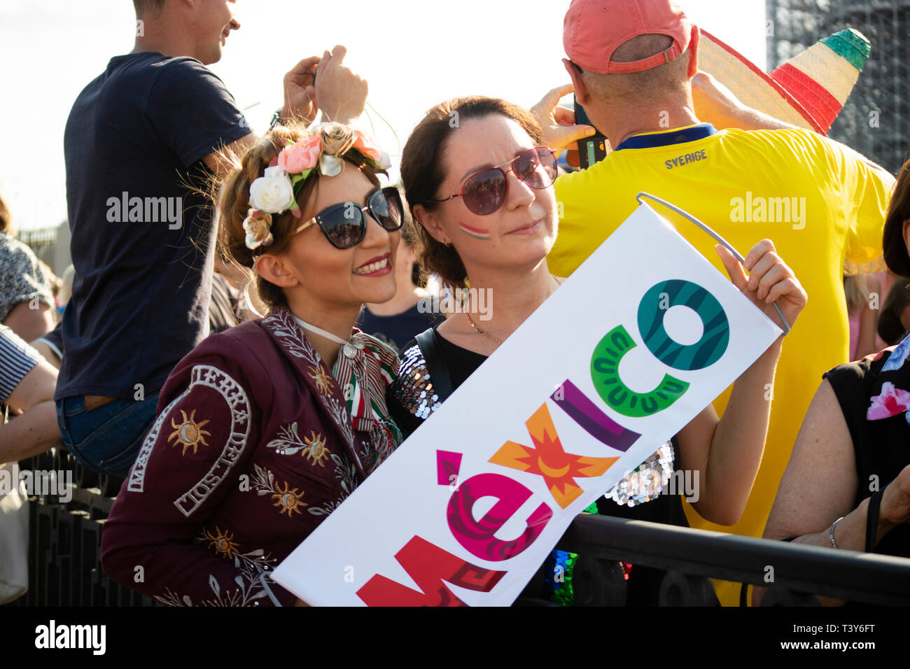 Female mexican football fan hi-res stock photography and images - Alamy
