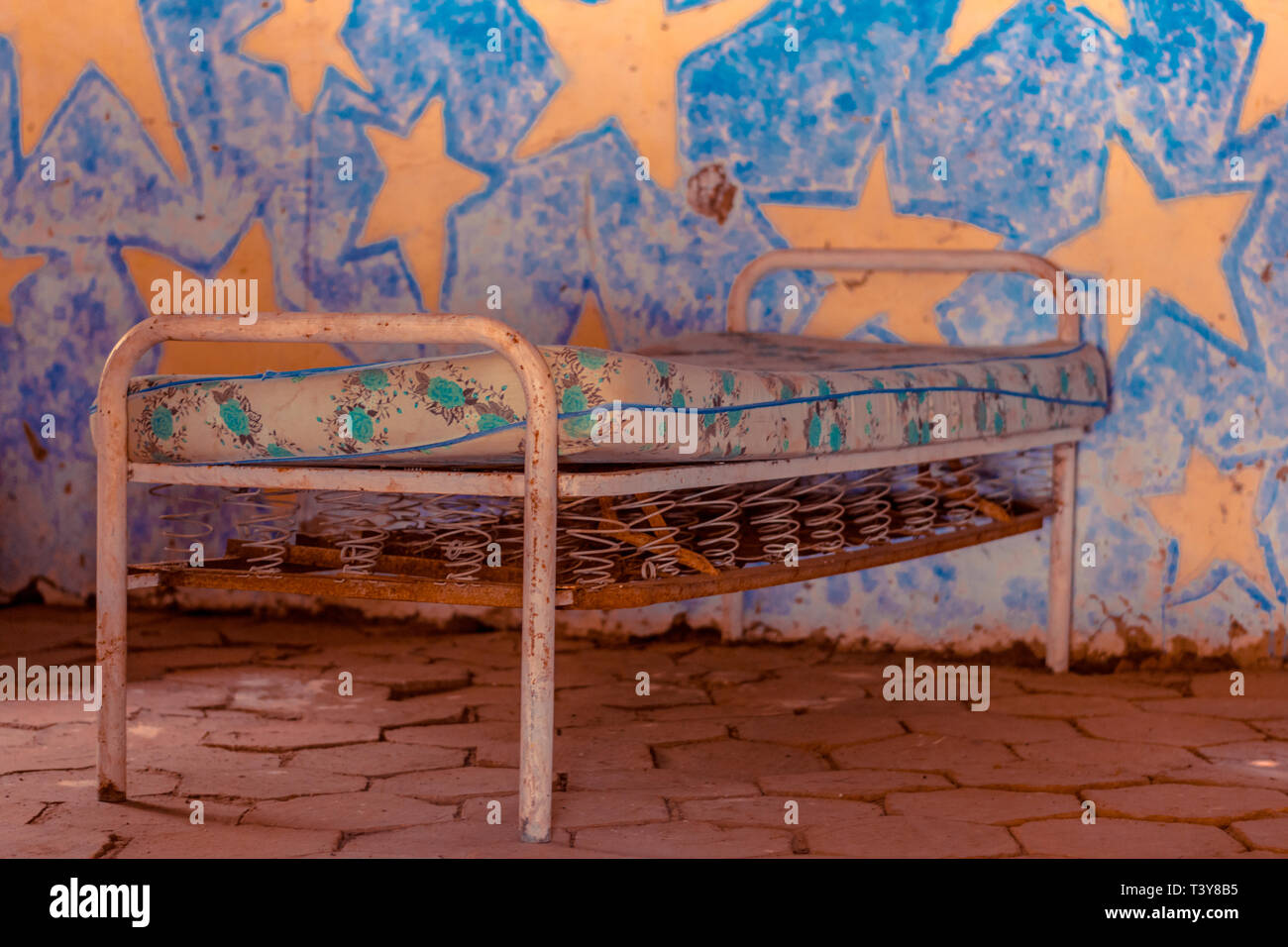 Old metal bed hi-res stock photography and images - Alamy