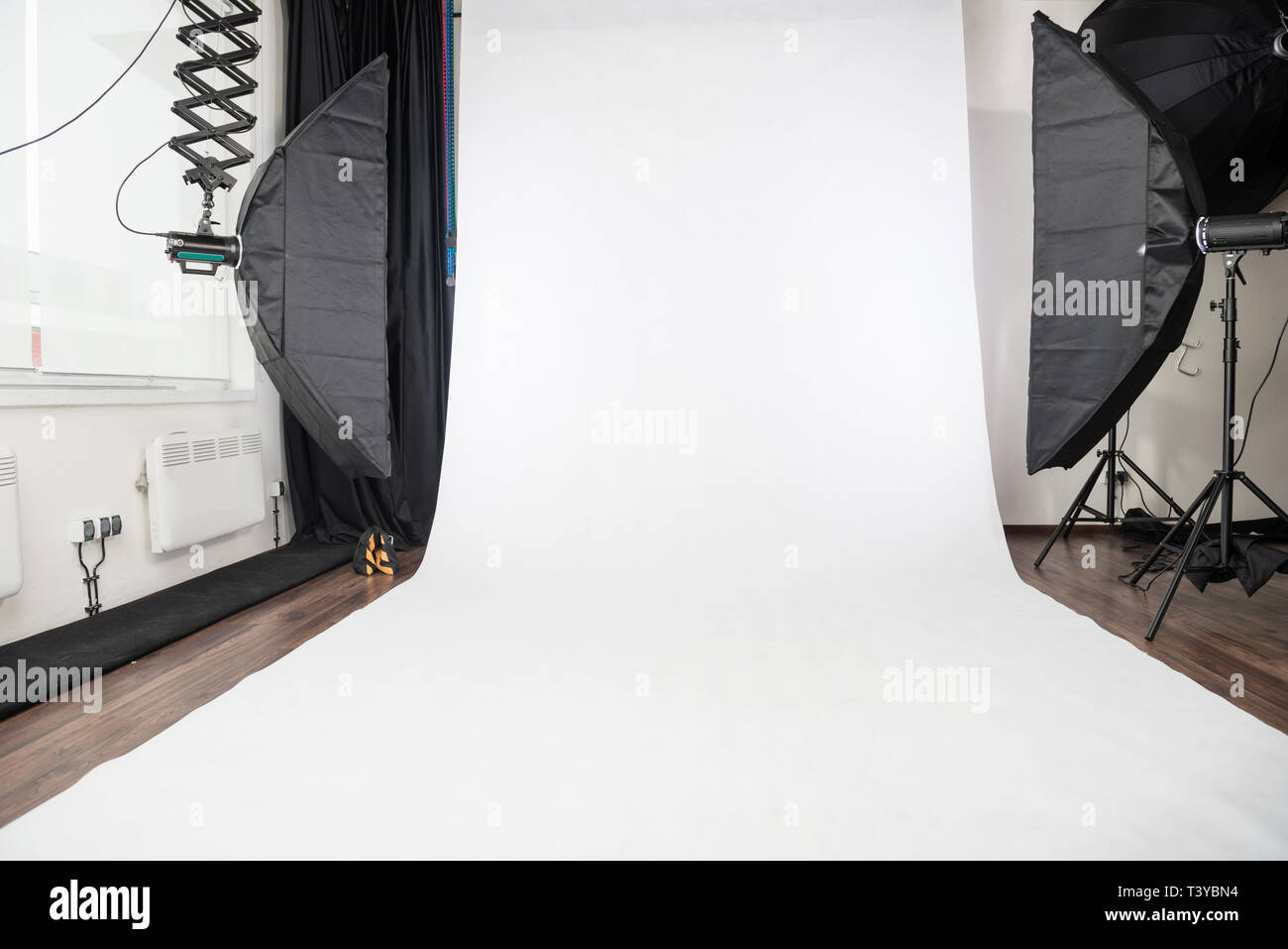 Empty photo studio interior with white background and lighting ...