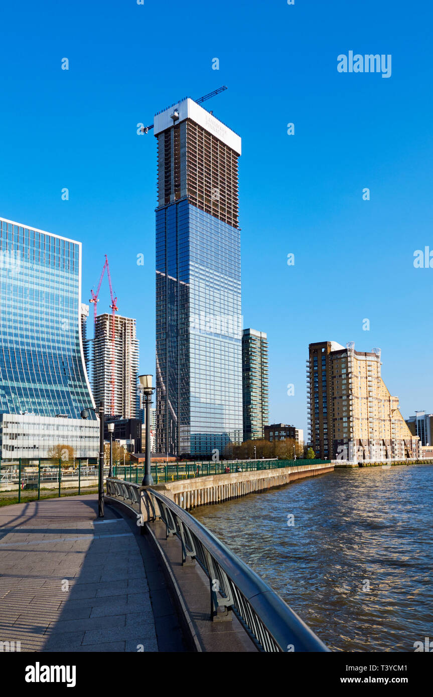 The new Landmark Pinnacle building under construction at Canary Wharf ...