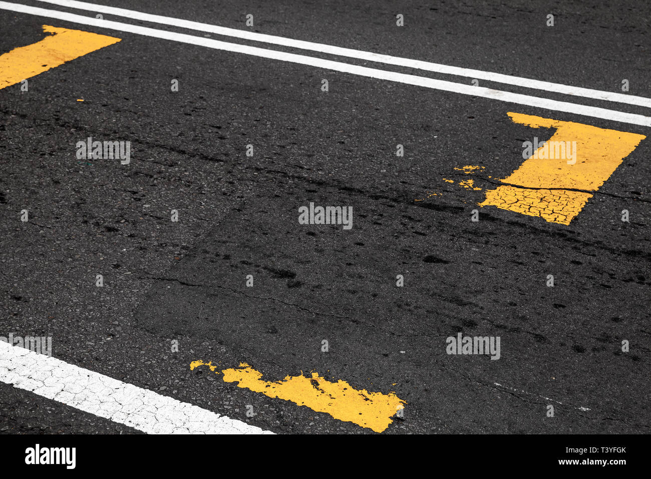 Asphalt road texture yellow stripe hi-res stock photography and images ...