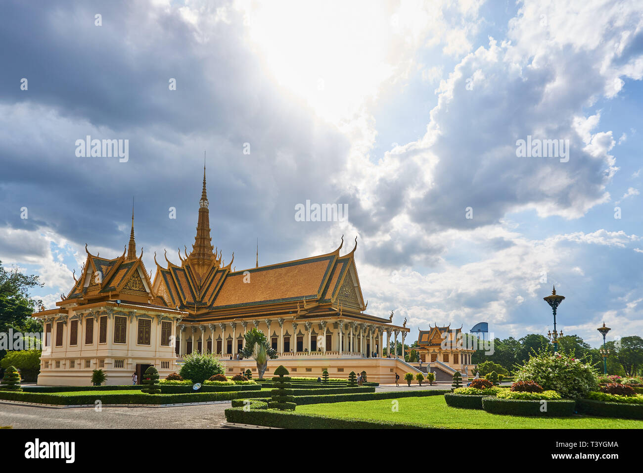 The Throne Hall (Preah Tineang Tevea Vinnichay Mohai Moha Prasat) and ...