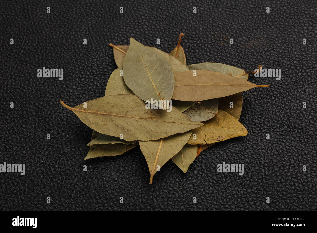 Dry laurel leaves - ready for cooking Stock Photo - Alamy