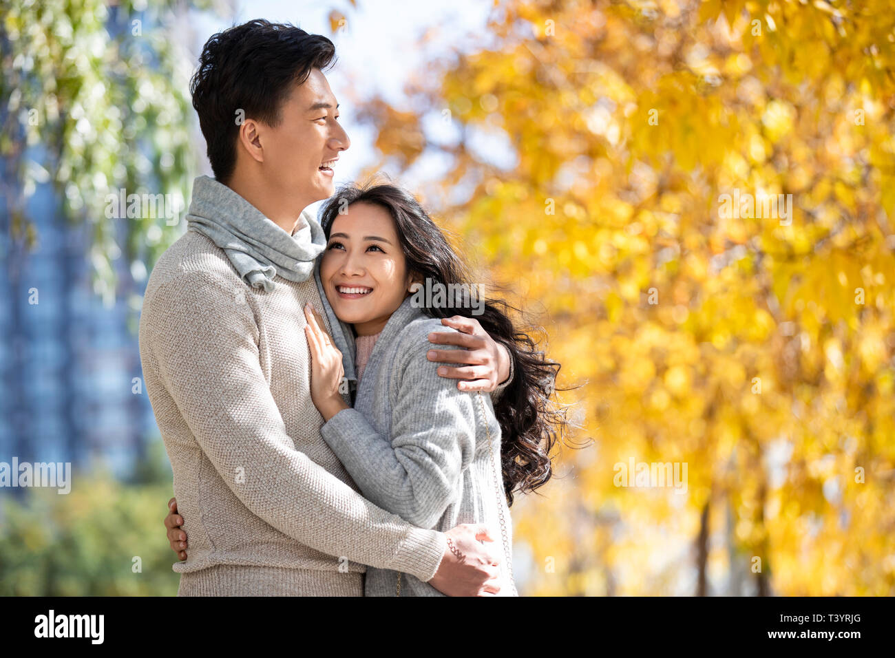 Happy young couple dating in autumn Stock Photo - Alamy