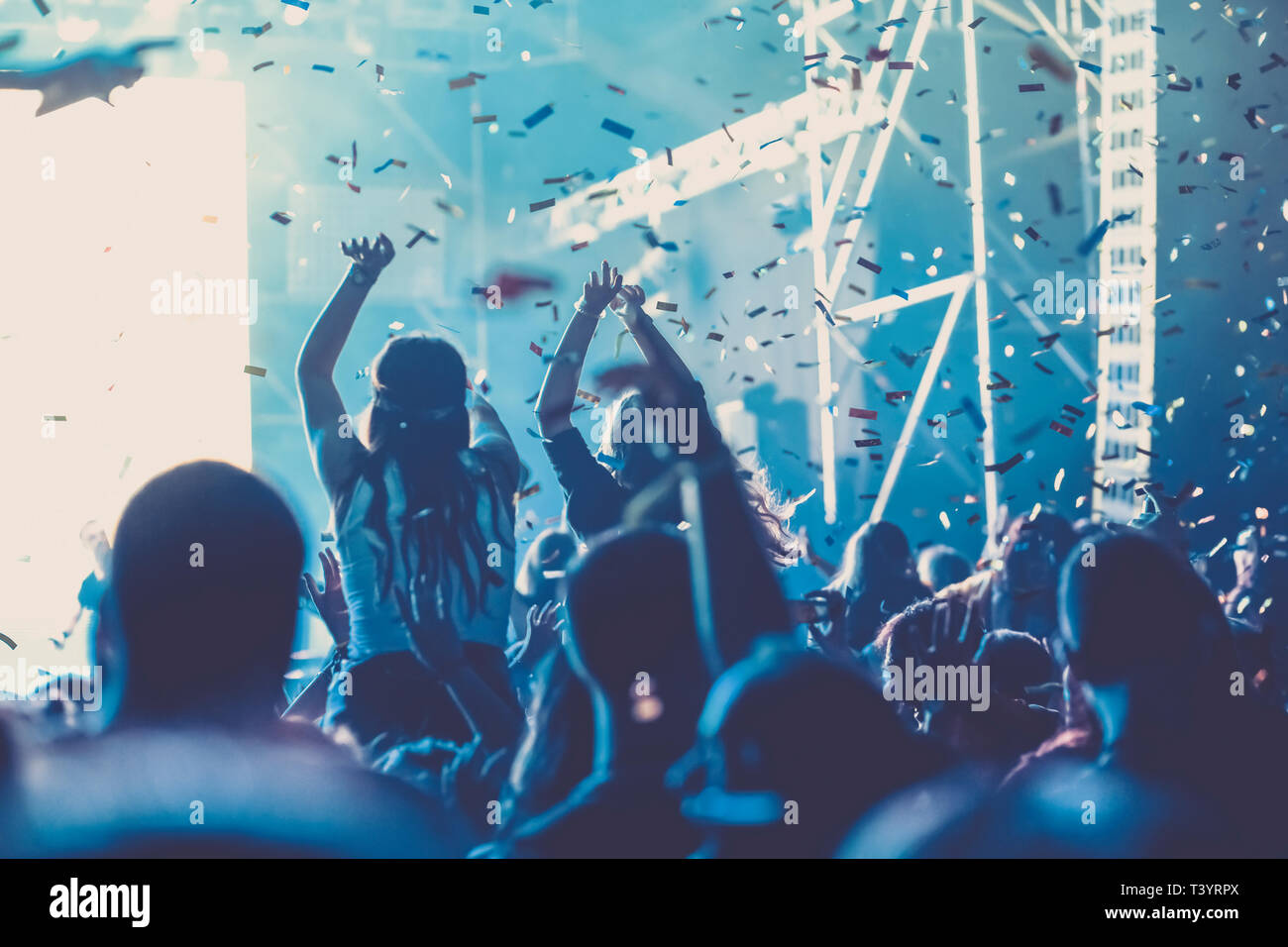 Night club crowd confetti hi-res stock photography and images - Alamy