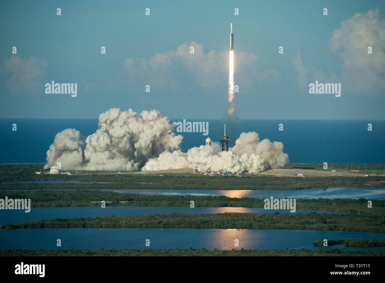 Spacex falcon heavy rocket hi-res stock photography and images - Alamy