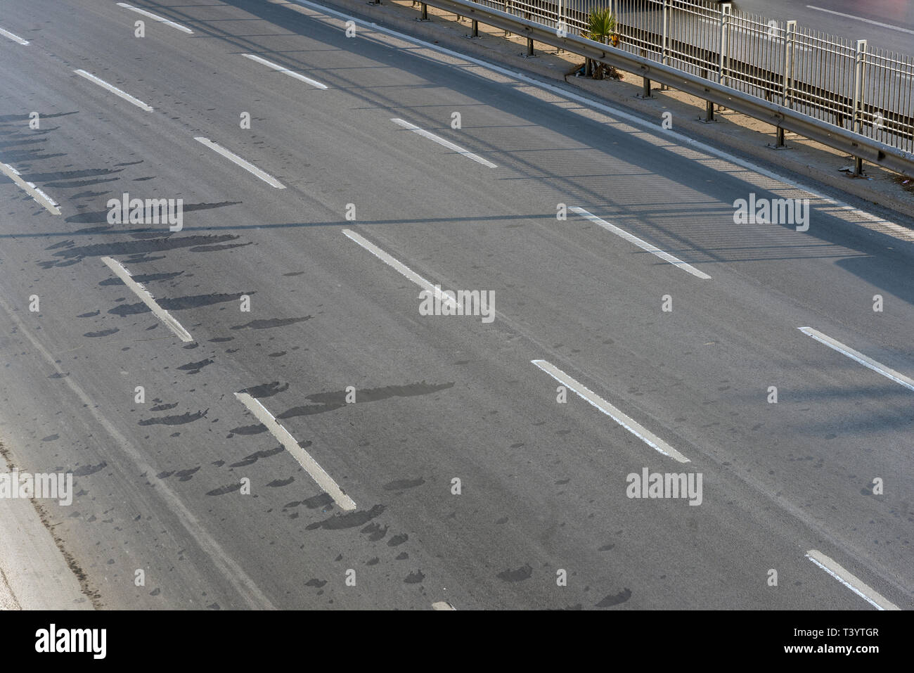 Empty 4 lane road hi-res stock photography and images - Alamy