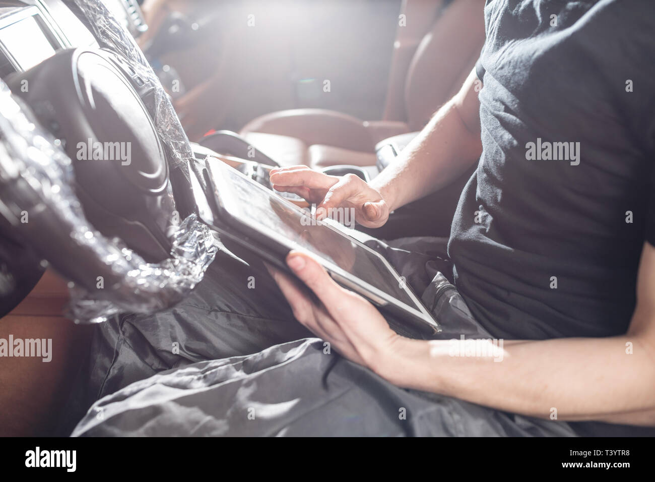 Computer diagnostics of electronic systems of the car. Car mechanic ...