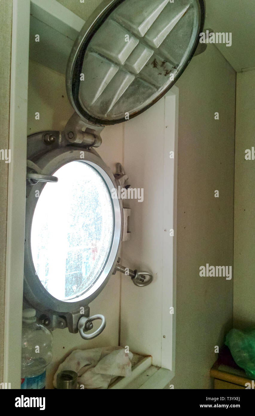 An open porthole in the ship's cabin Stock Photo - Alamy