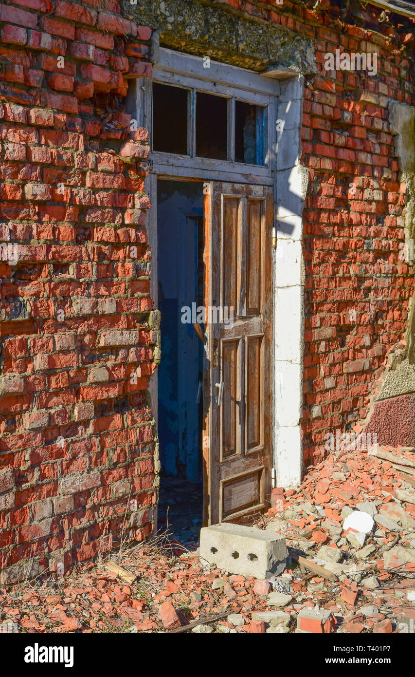 Battered brickwork hi-res stock photography and images - Alamy