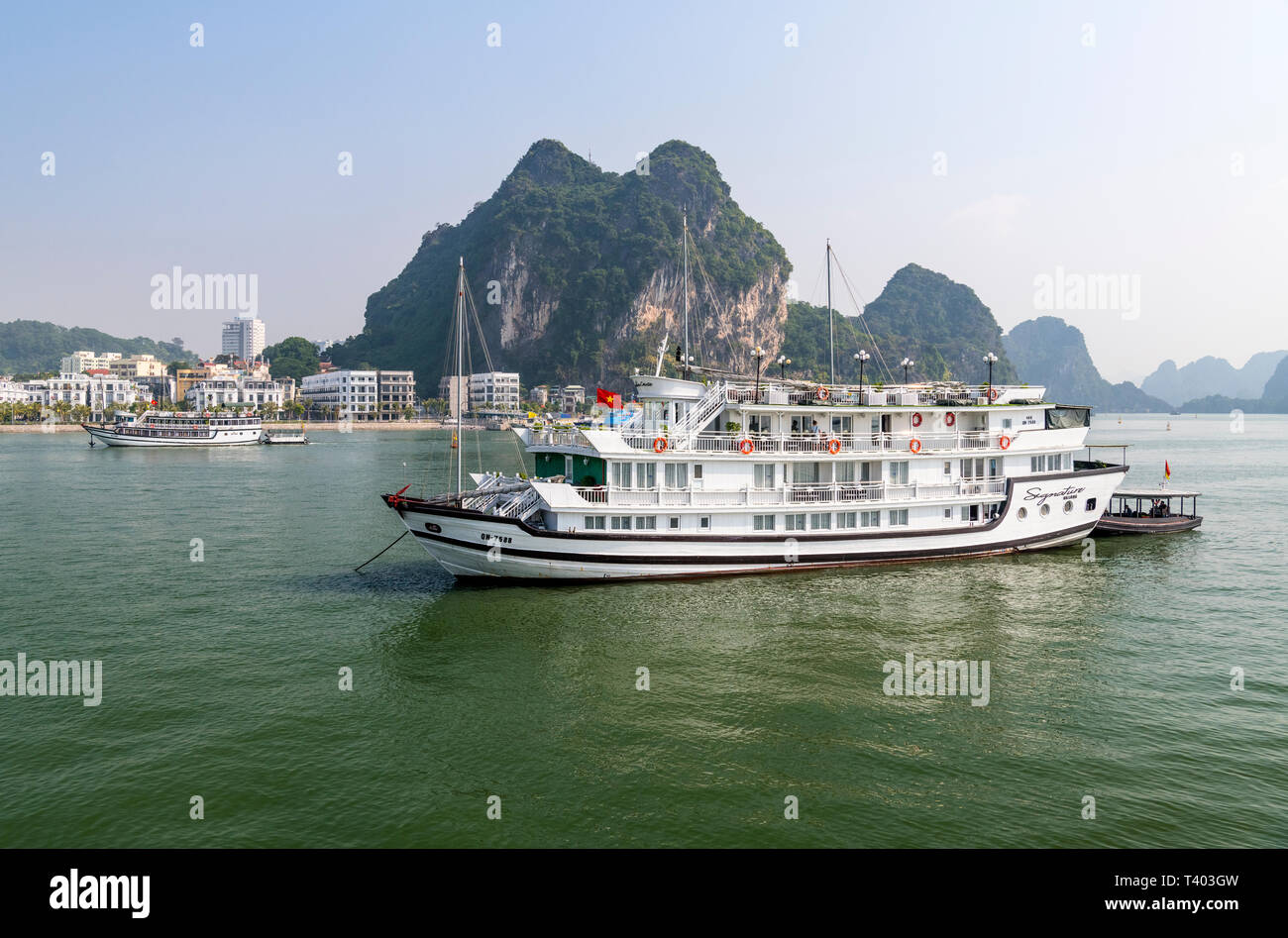 Ha long city hi-res stock photography and images - Alamy