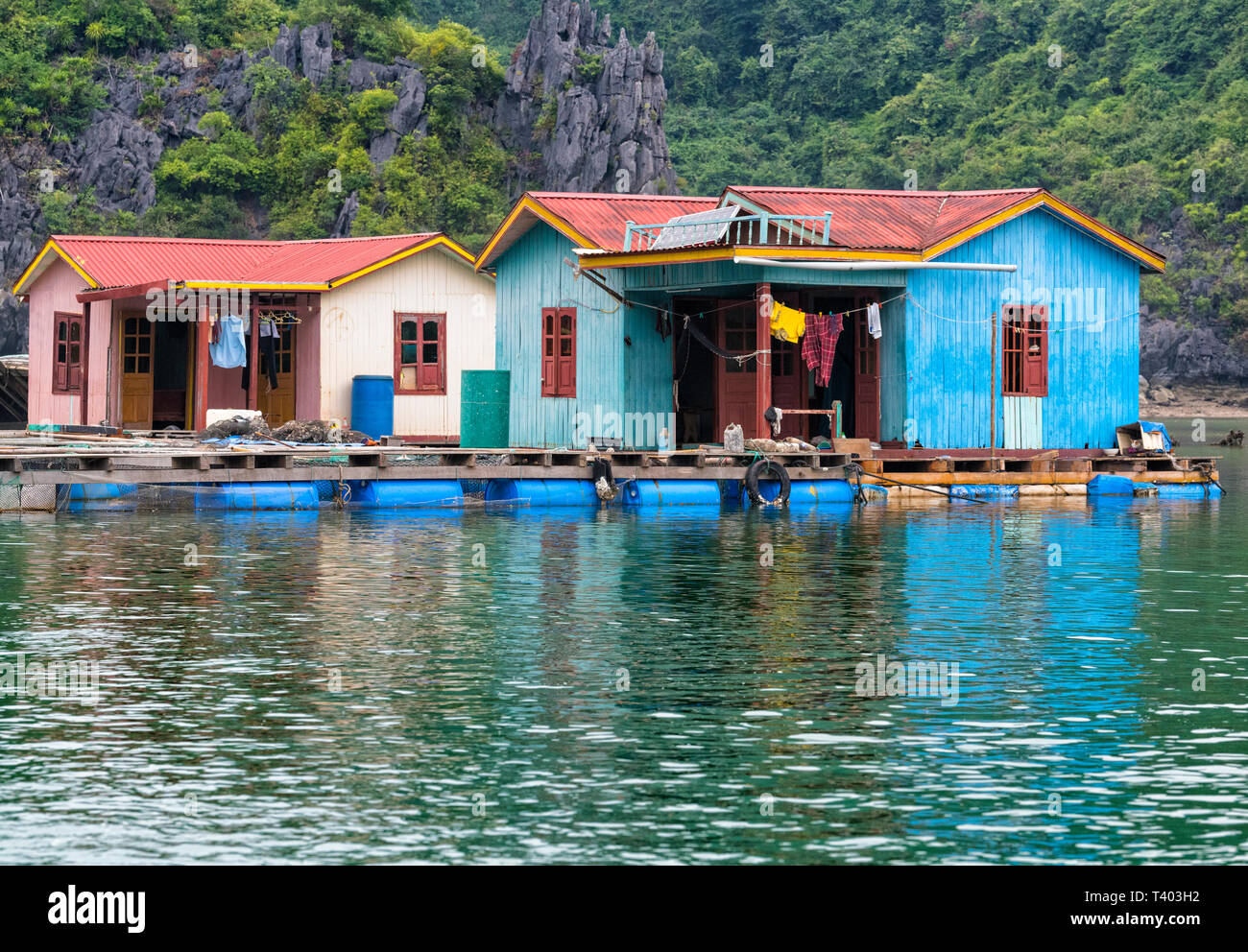 Floating fishing village in Ha Long Bay, Vietnam Stock Photo - Alamy
