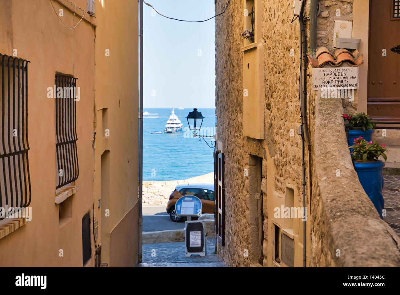 Small passage between houses hi-res stock photography and images - Alamy