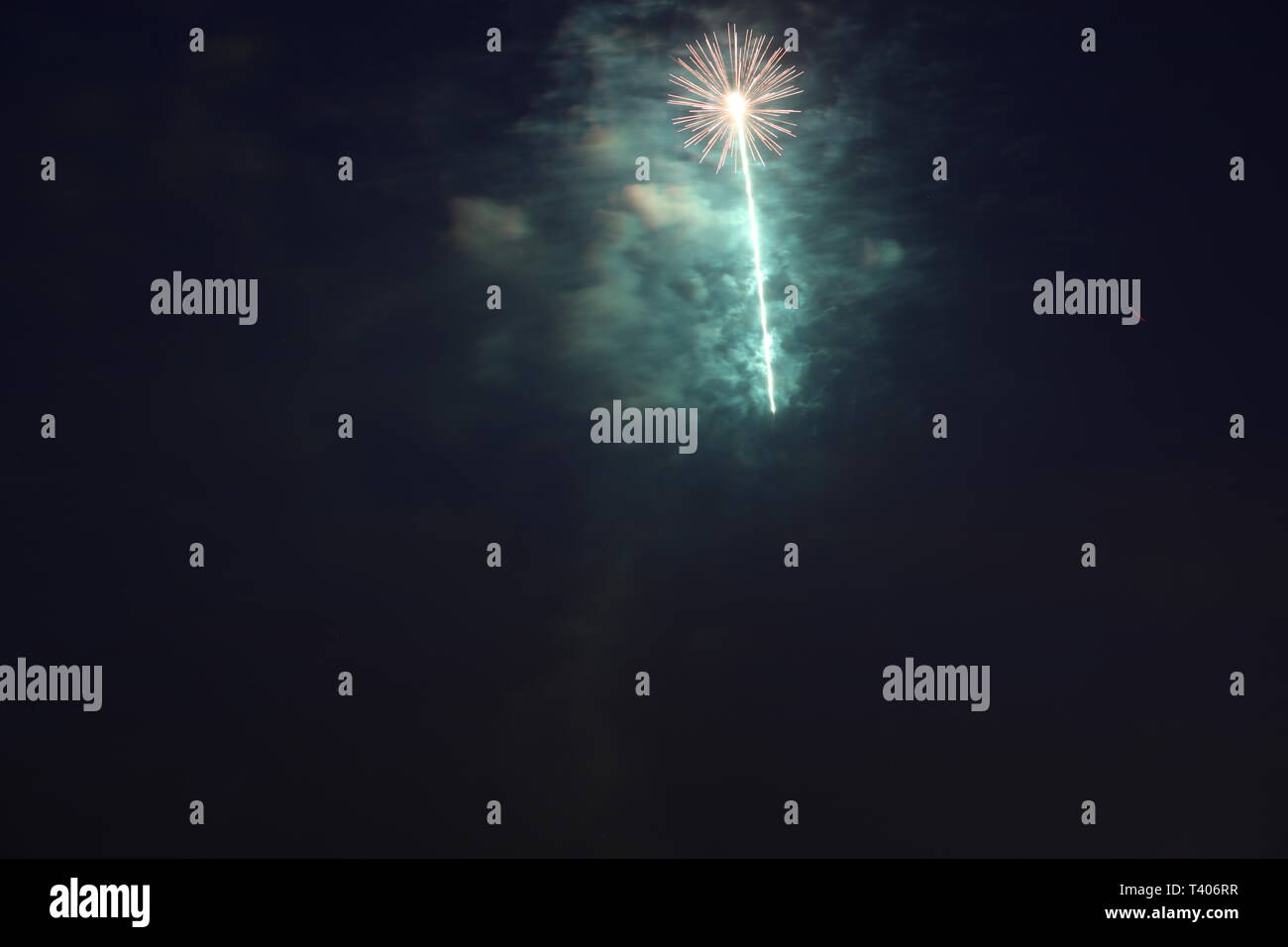 Green ball fireworks hi-res stock photography and images - Alamy