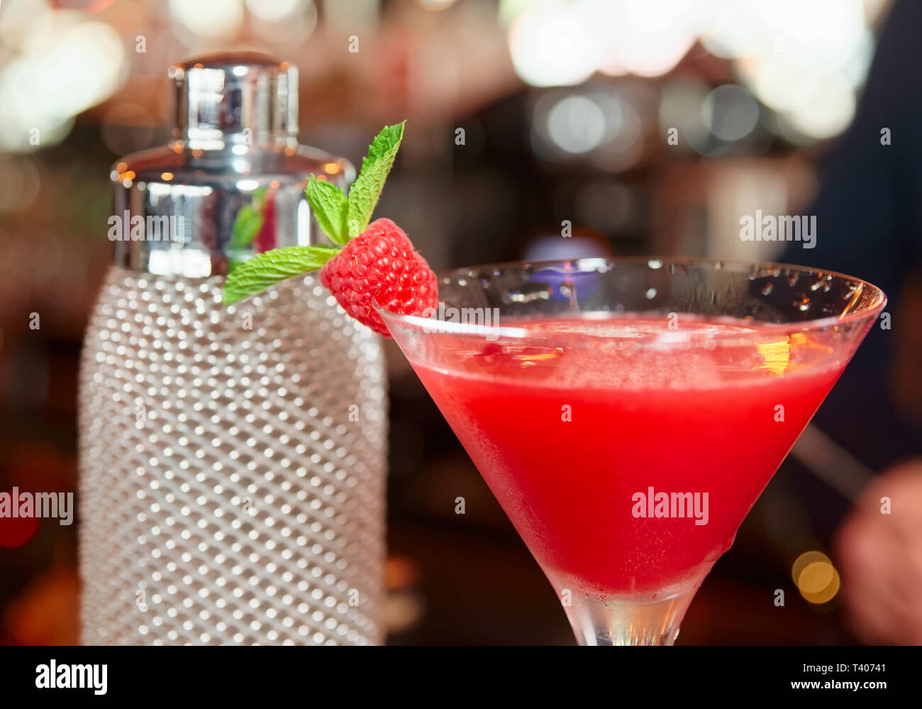 Silver cocktail shaker hi-res stock photography and images - Alamy