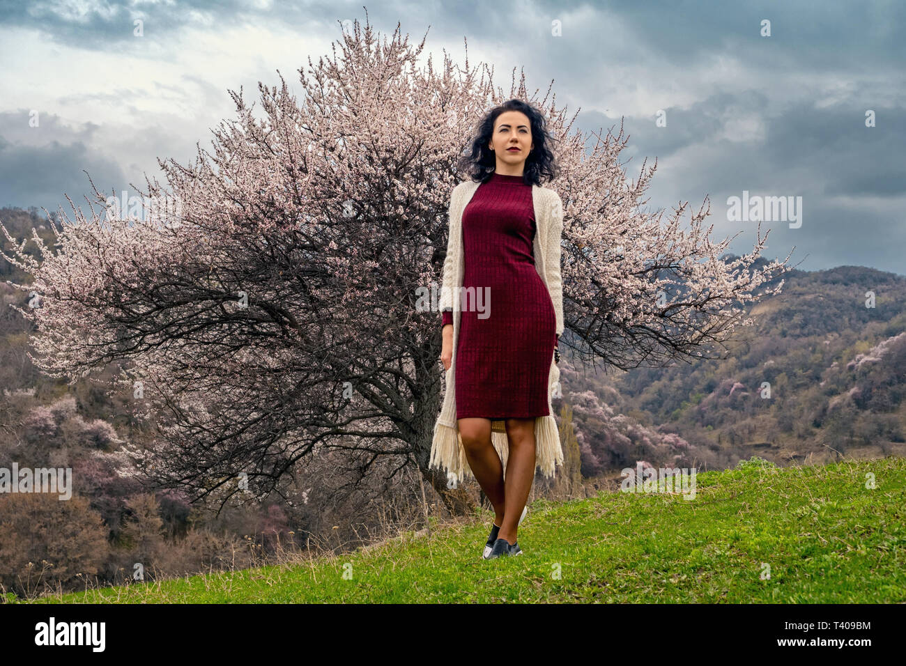 Girl walking across field hi-res stock photography and images - Alamy