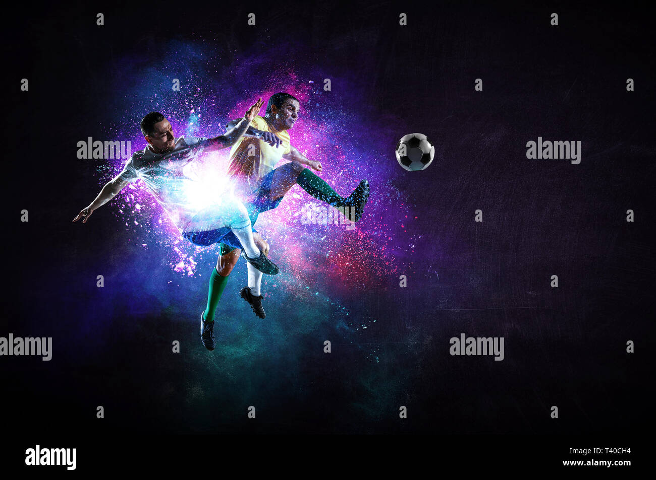 Soccer players in action hi-res stock photography and images - Alamy
