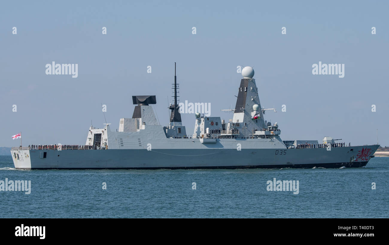Type 45 destroyer hms dragon hi-res stock photography and images - Alamy