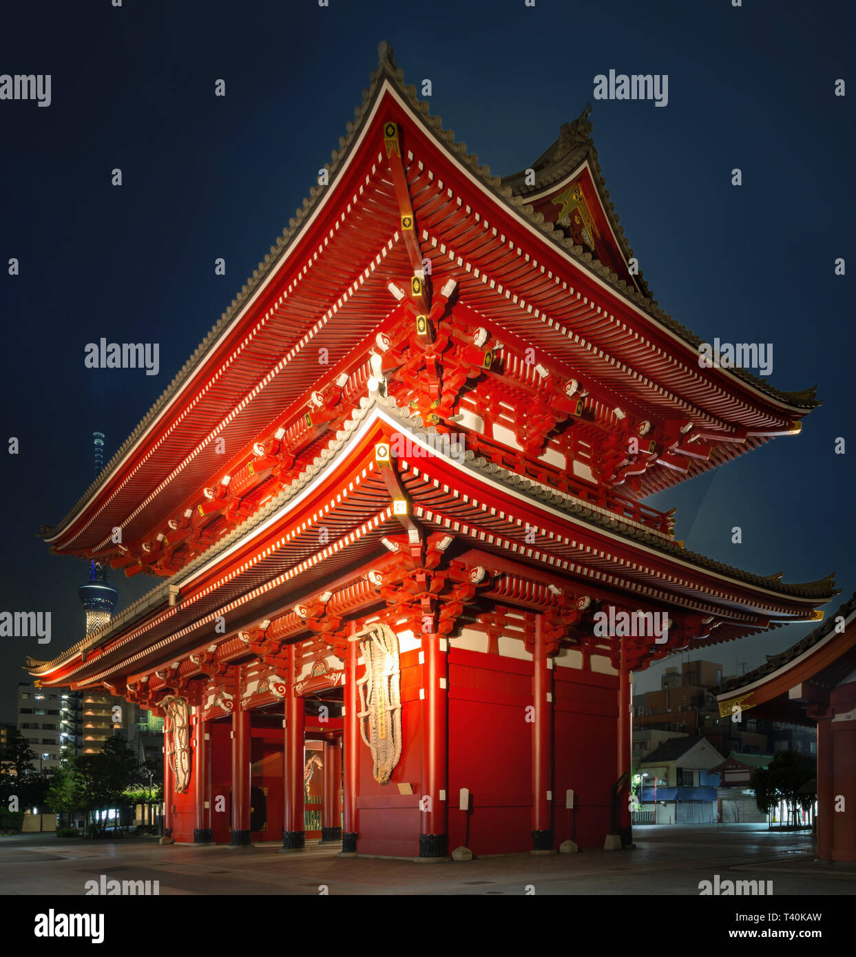 Evening shot of the Kaminarimon gate of the Sensoji Temple, also known ...