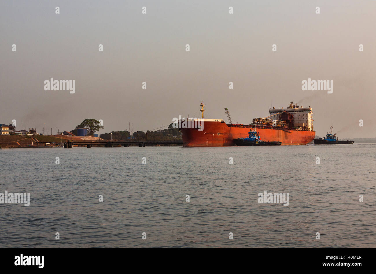Vessel loading hi-res stock photography and images - Alamy