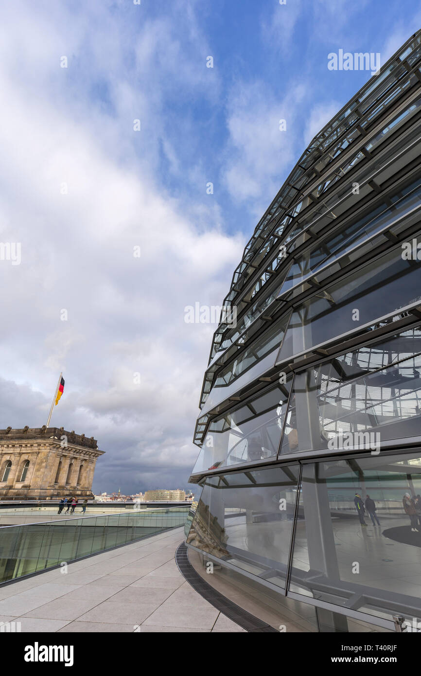 Close-up and side view of the glass dome on top of the Reichstag ...