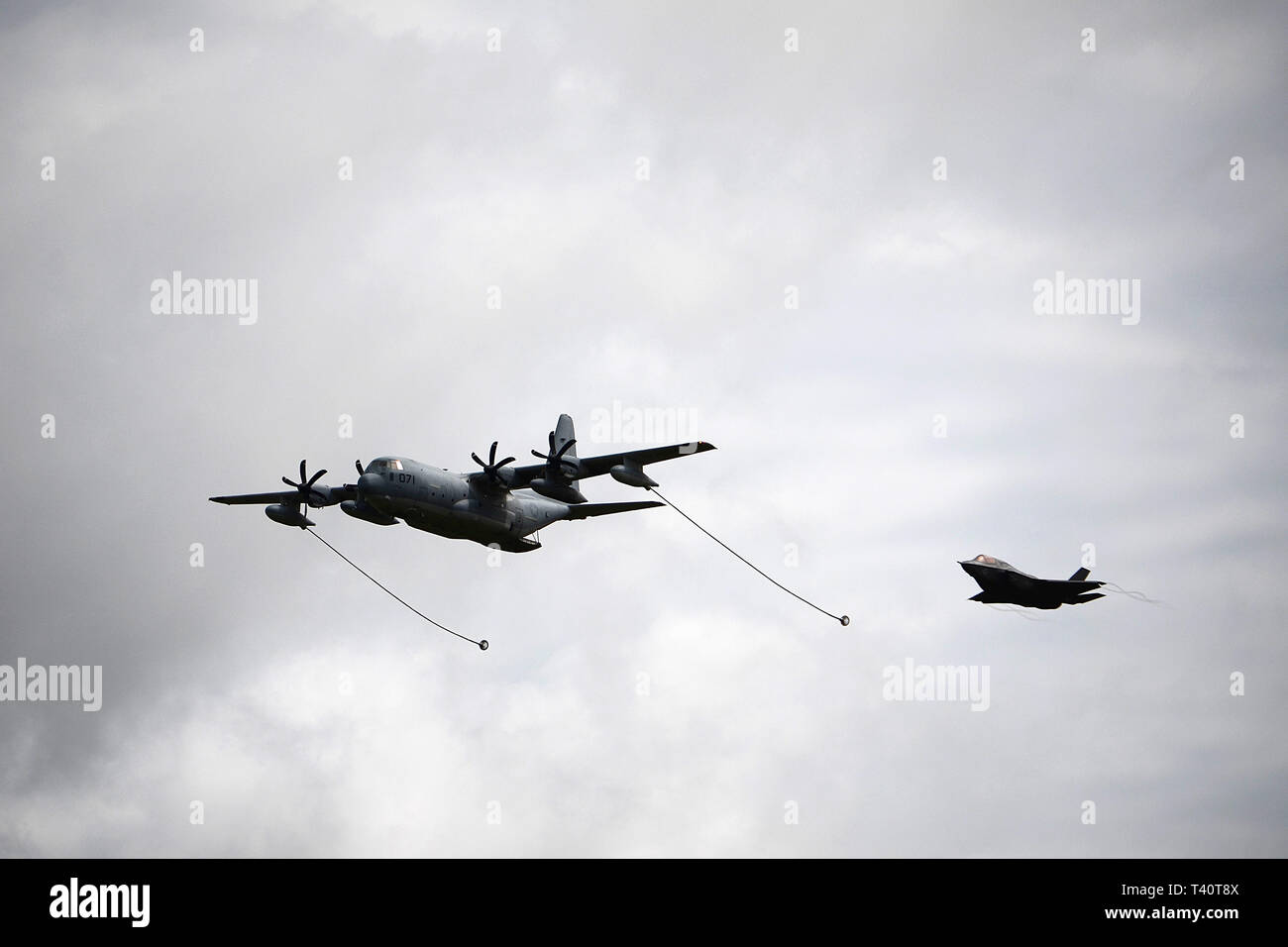 Fighter jet refueling air hi-res stock photography and images - Alamy