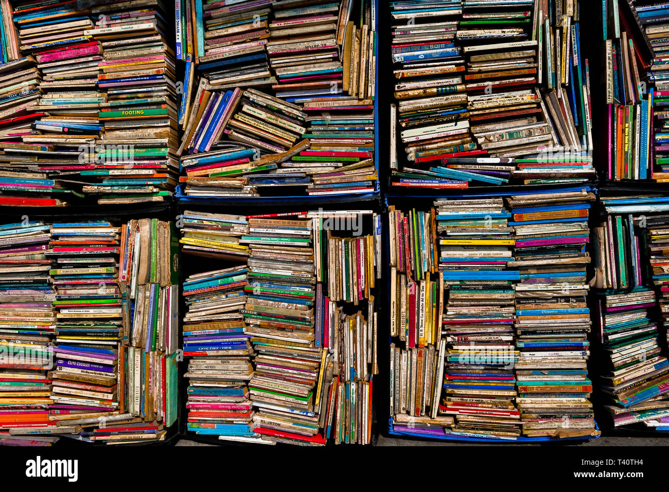 Used books on shelves hi-res stock photography and images - Alamy