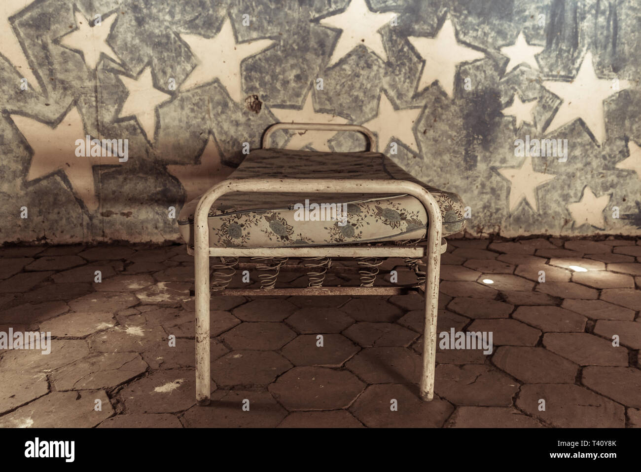 Vintage metal bed frame hi-res stock photography and images - Alamy