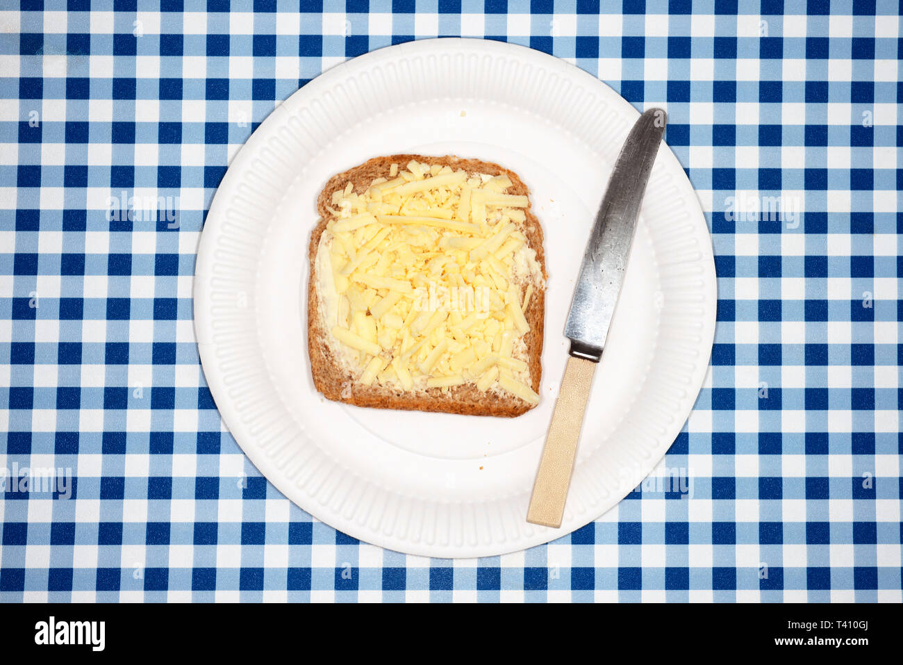 Grated cheddar cheese on wholemeal bread Stock Photo - Alamy