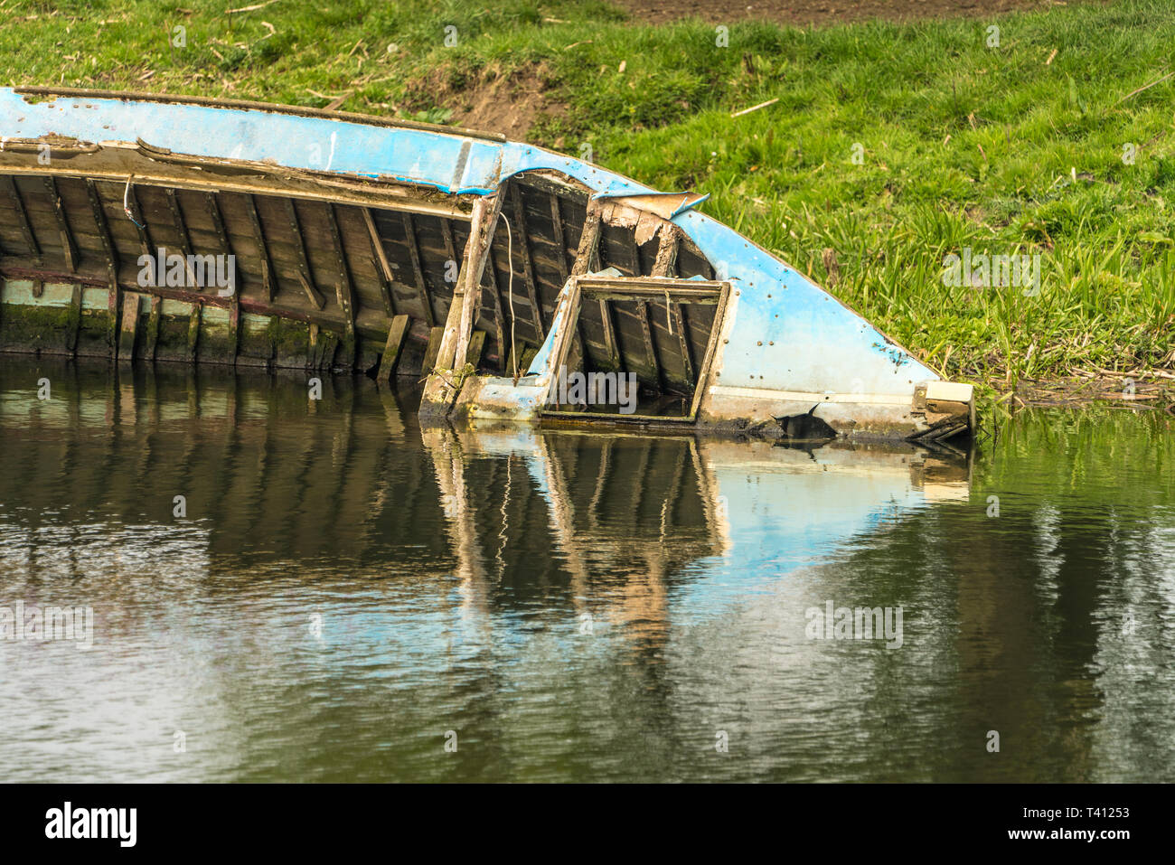 Half submerged ship hi-res stock photography and images - Alamy