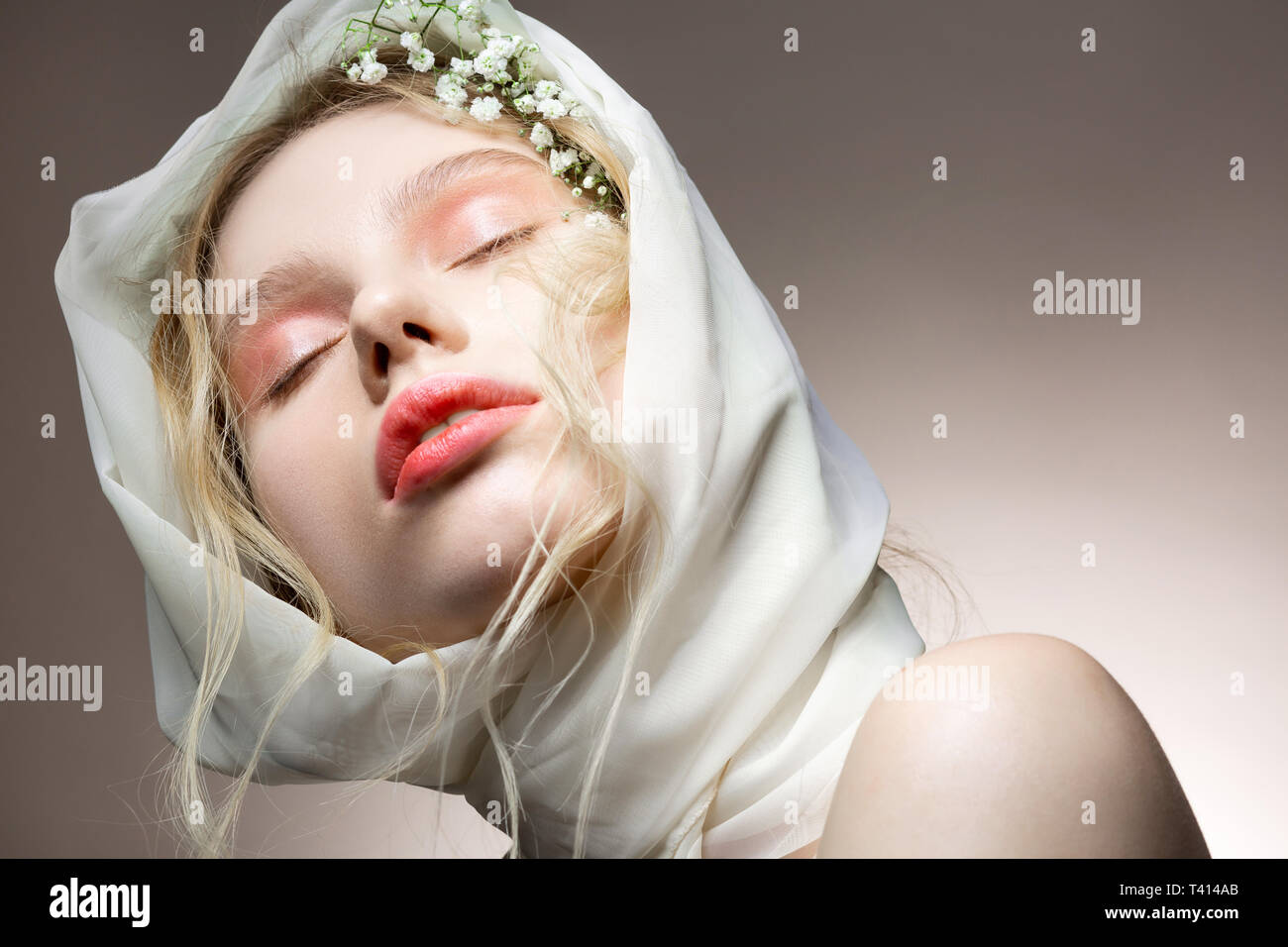 Model showing her amazing face with natural makeup Stock Photo - Alamy