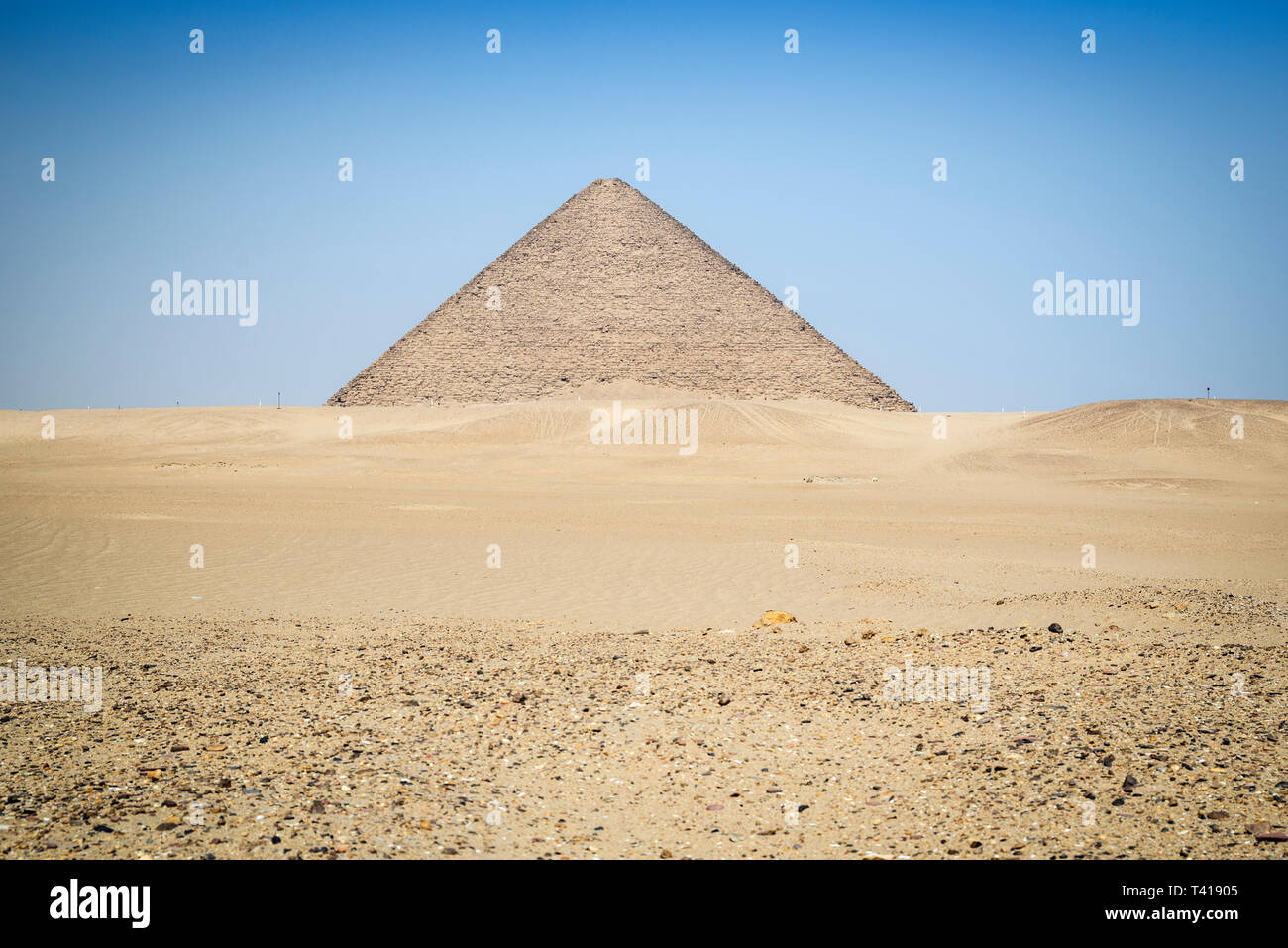 Red pyramid at Dahshur Necropolis near Cairo, Egypt Stock Photo - Alamy