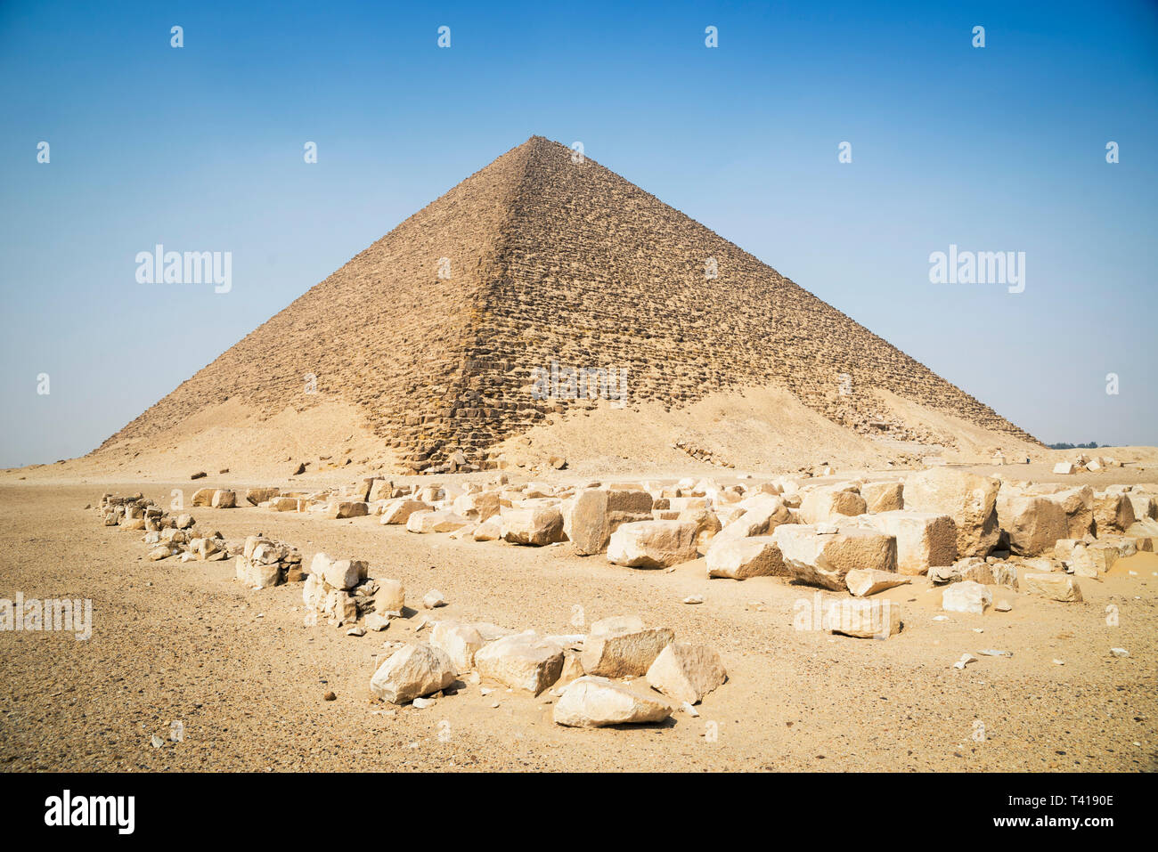 Red pyramid at Dahshur Necropolis near Cairo, Egypt Stock Photo - Alamy