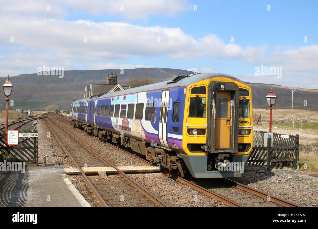 Class 158 express sprinter dmu passenger train in Northern livery ...
