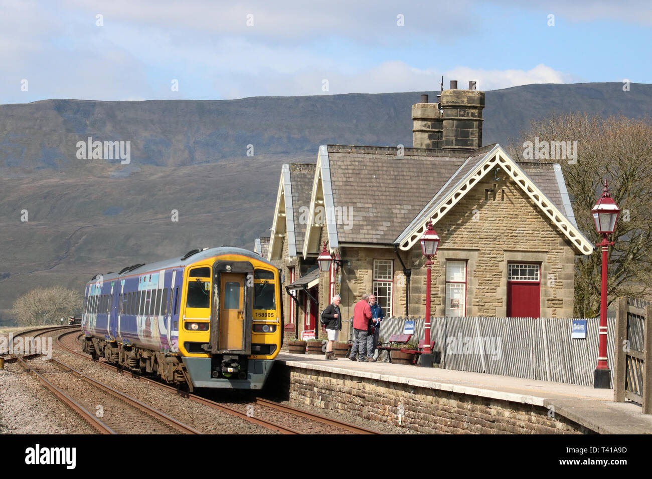 Class 158 express sprinter dmu passenger train in Northern livery at ...