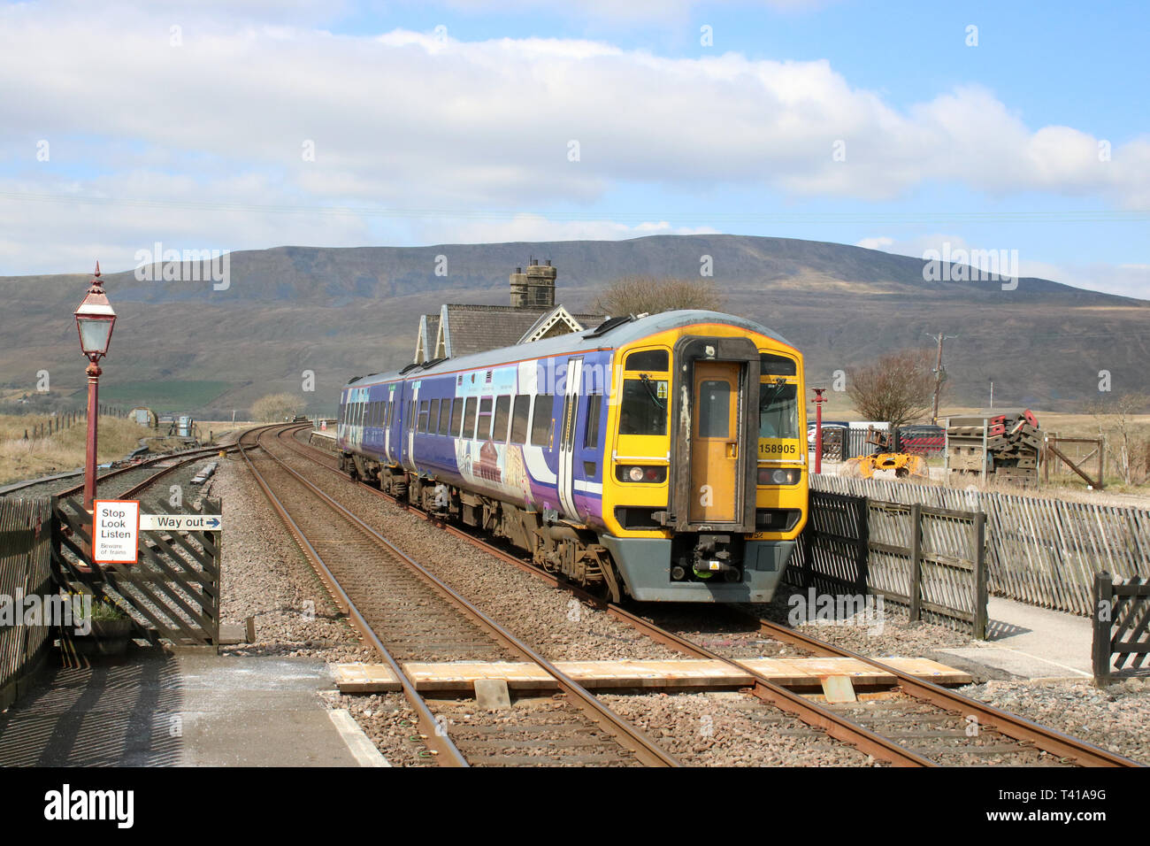 Class 158 express sprinter dmu passenger train in Northern livery ...